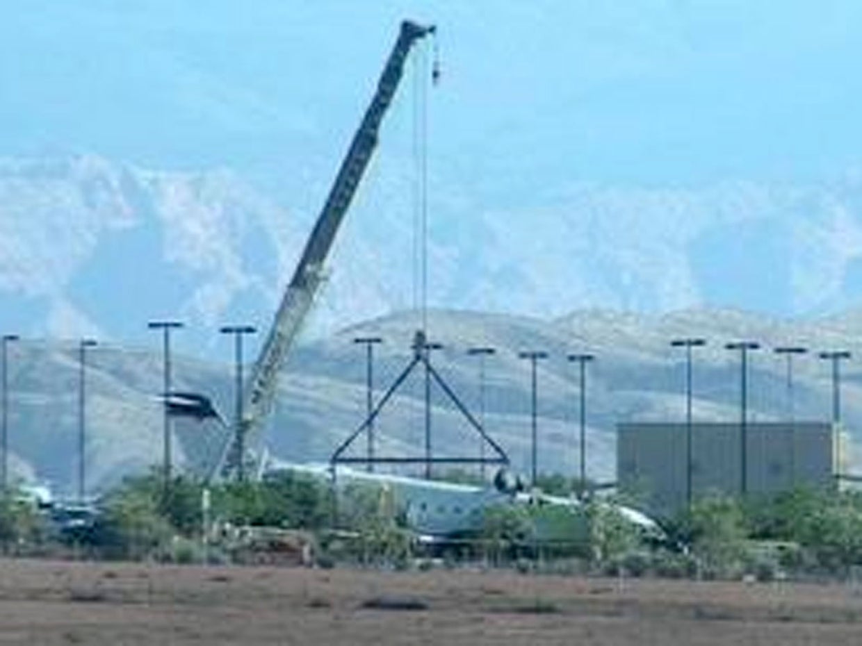 Colorado murder suspect attempts to steal plane, kills self - CBS News