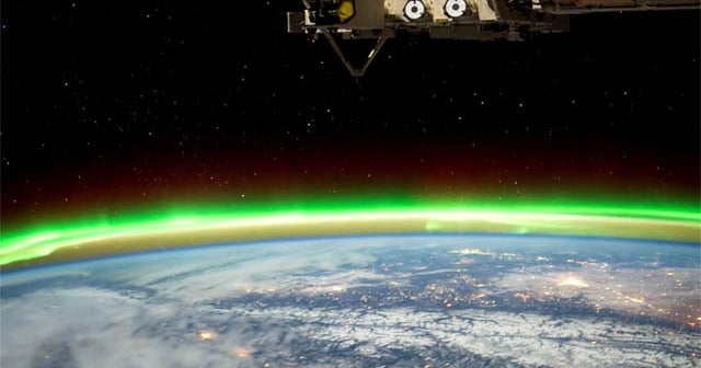 "View from the ISS at night" shows the beauty of Earth from space - CBS ...