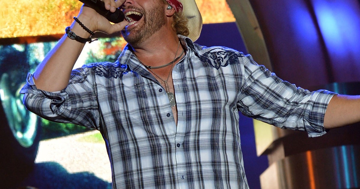 Toby Keith's tour bus catches fire, singer not on board - CBS News