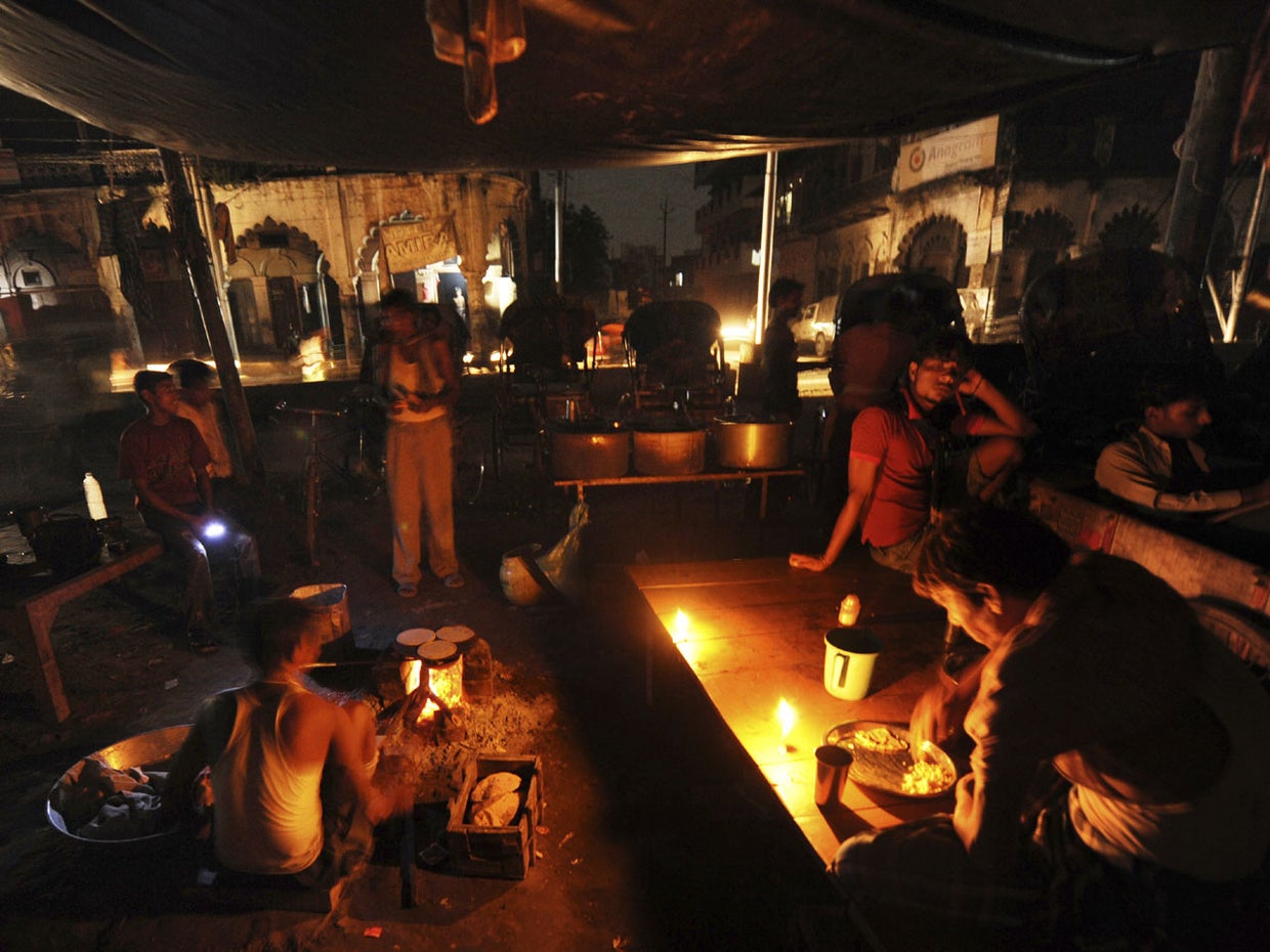 India blackout worsens; 620M in dark - CBS News