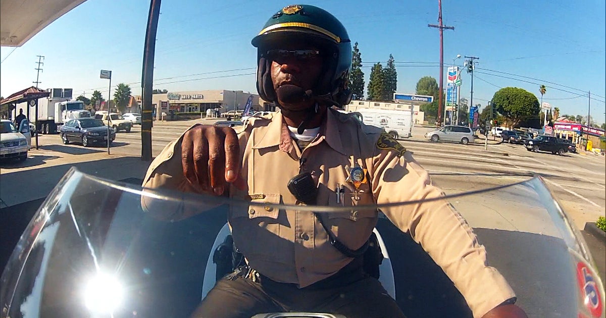 No complaints about this traffic cop - CBS News