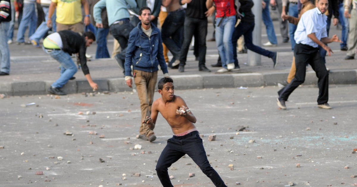 Egypt president Mohammed Morsi's powergrab brings angry clashes - CBS News