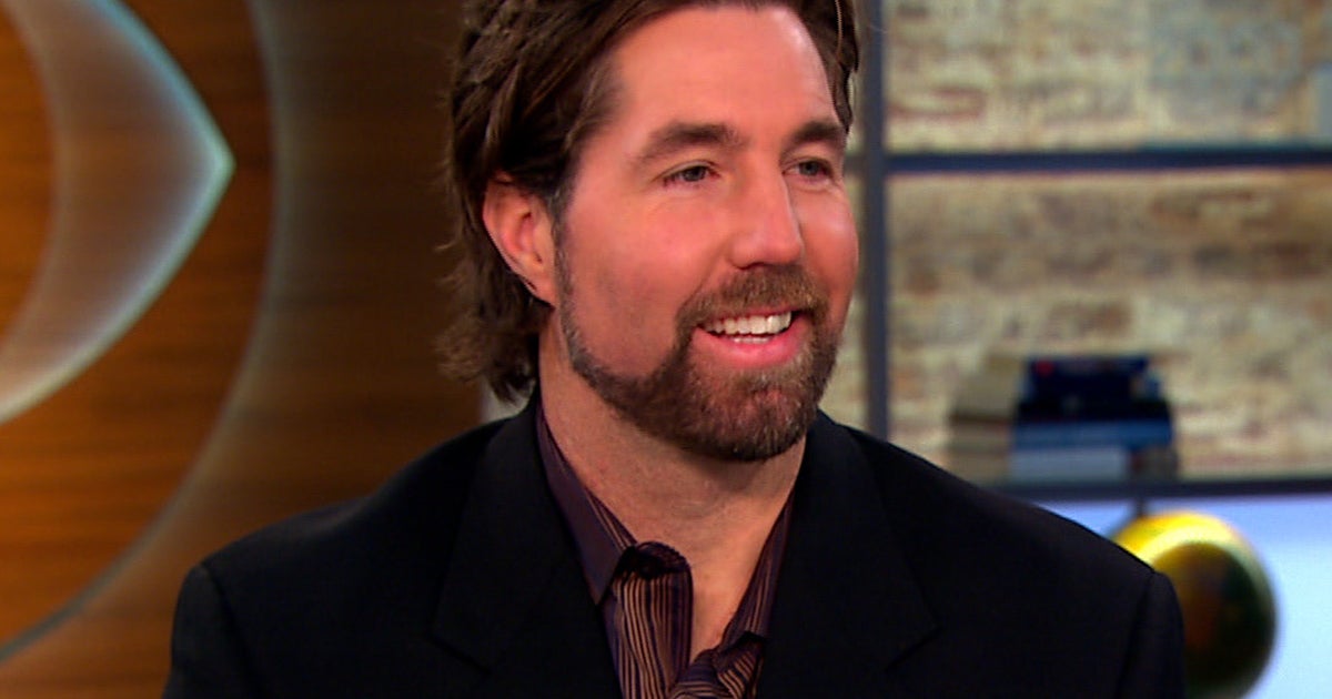 Mets' R.A. Dickey explains his famous knuckleball - CBS News