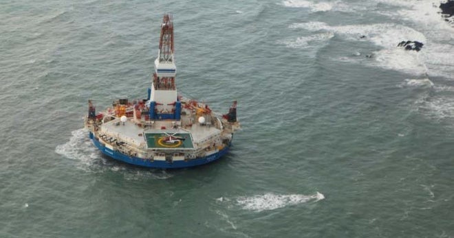 Shell oil-drilling ship under tow again - CBS News