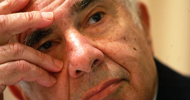 Carl Icahn retreats from Apple battle on stock buybacks - CBS News