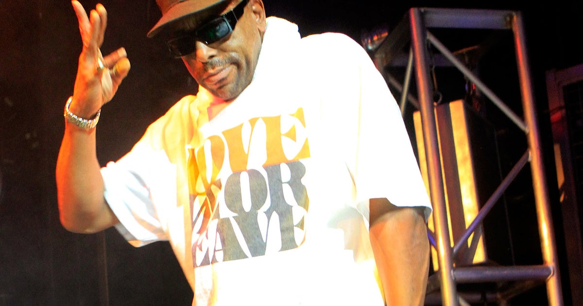 Rapper Tone Loc collapses on stage in Iowa - CBS News