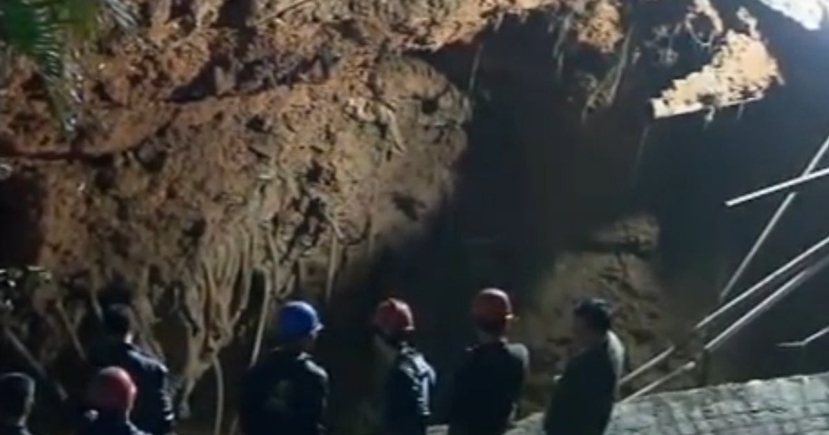 Video captures man falling into sinkhole in China - CBS News