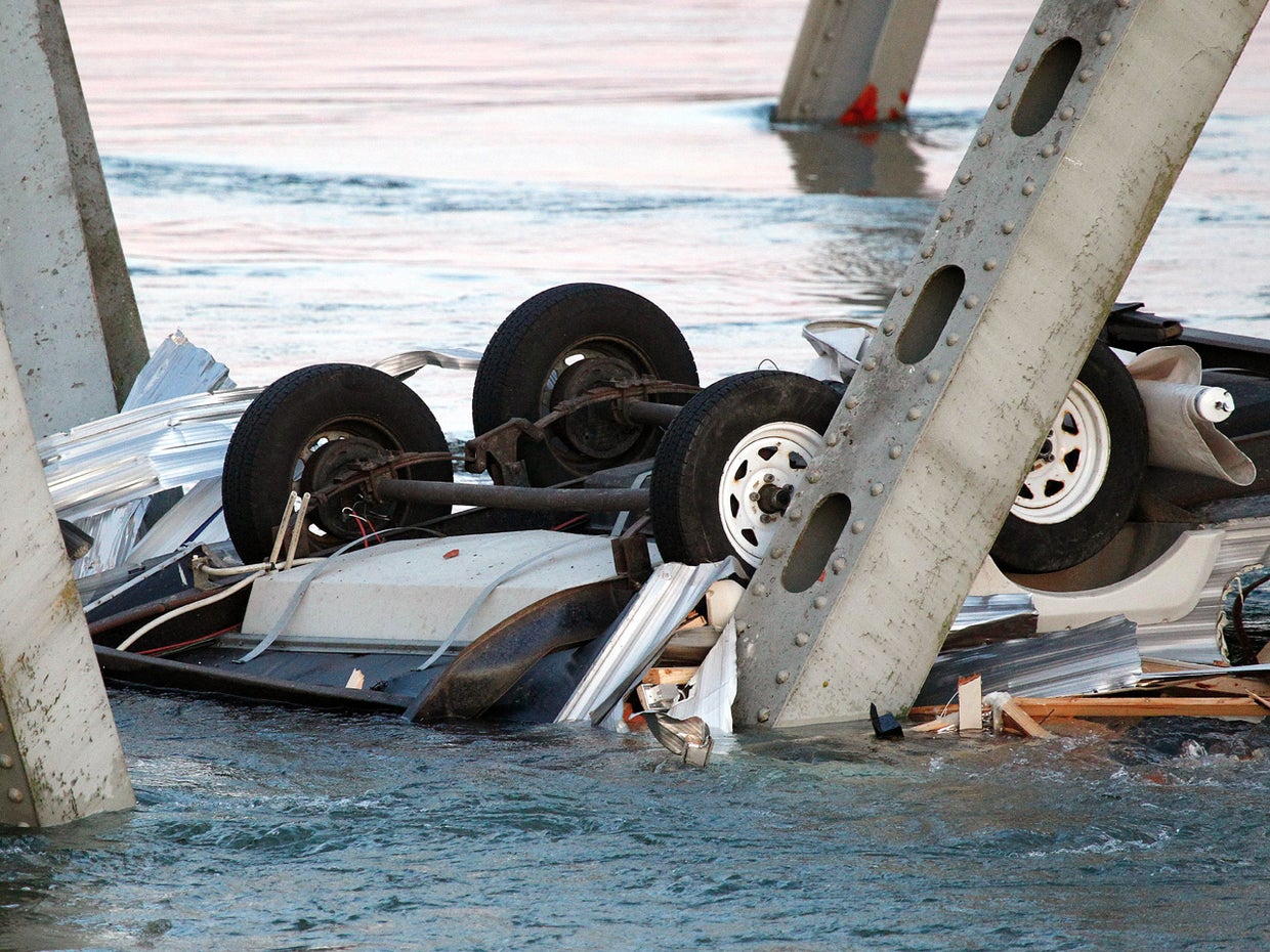 Washington state bridge collapses