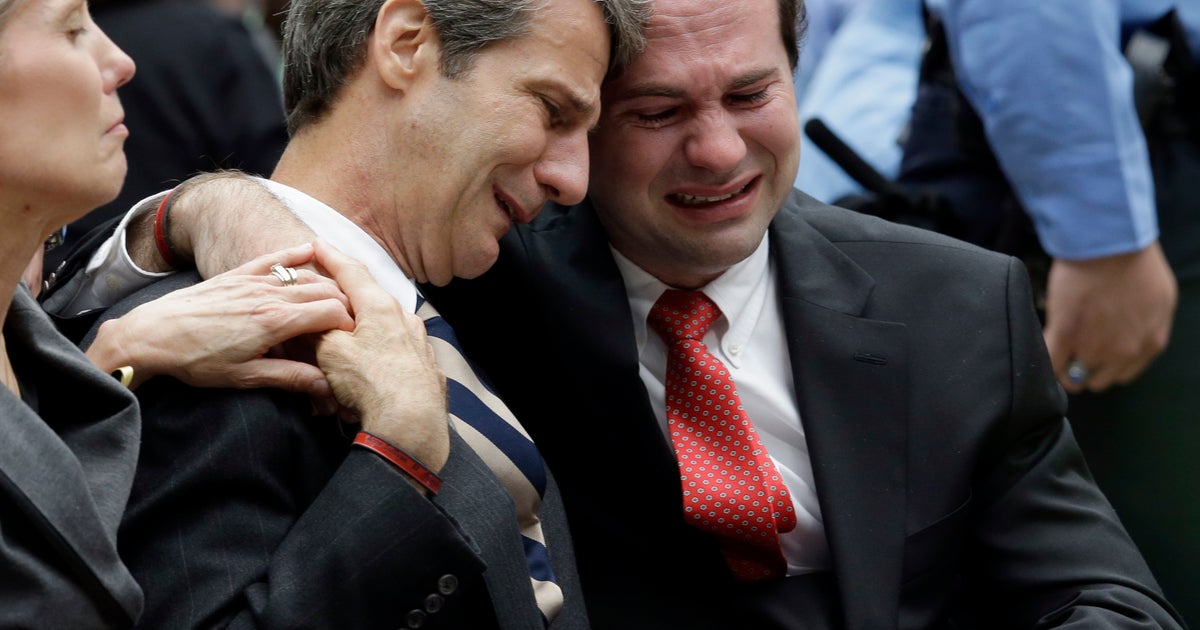 Fallen Houston firefighters honored by thousands - CBS News