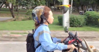 Watch this bird keep up with owner on motorcycle - CBS News