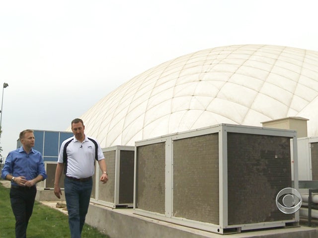 Beijing pollution forces students to play under dome - CBS News