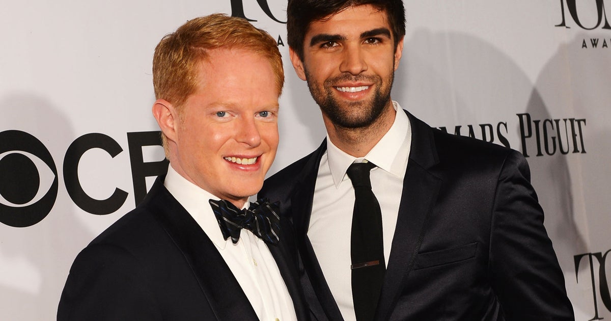 Jesse Tyler Ferguson marries Justin Mikita - CBS News