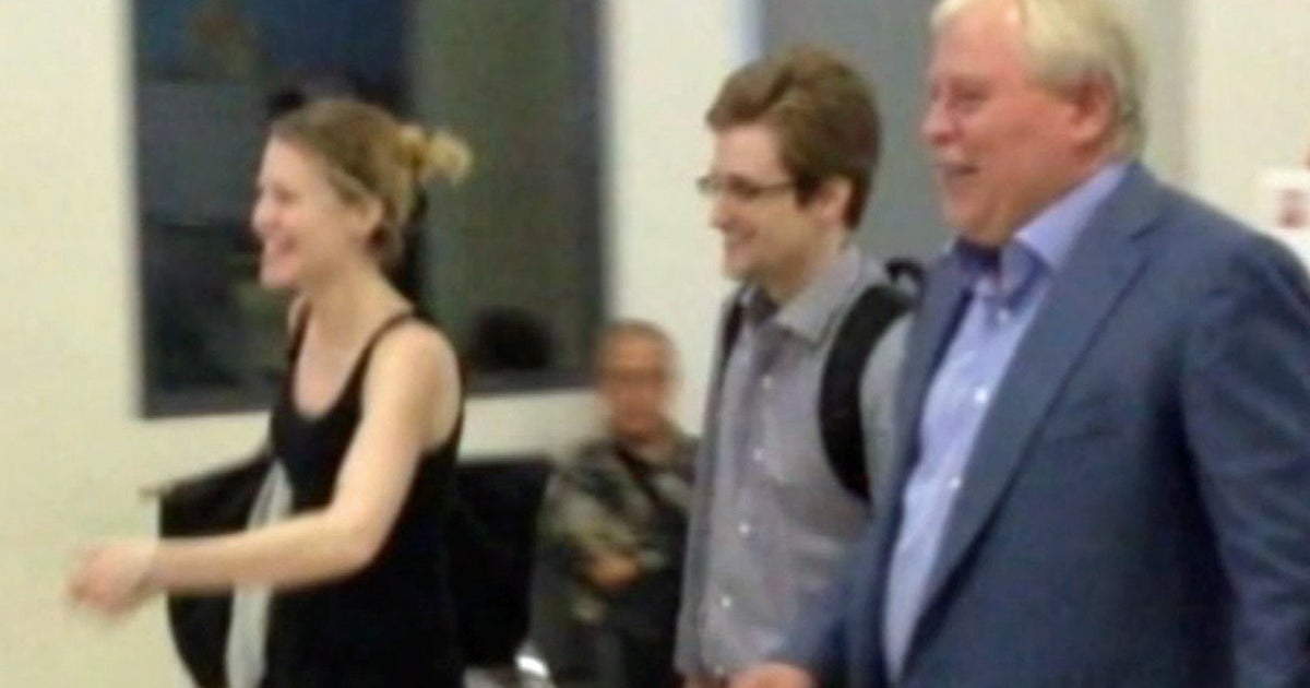 Edward Snowden wakes up to life in Russia - CBS News