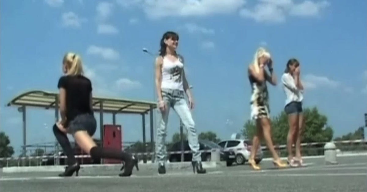 100-meter stiletto run in Ukraine - CBS News