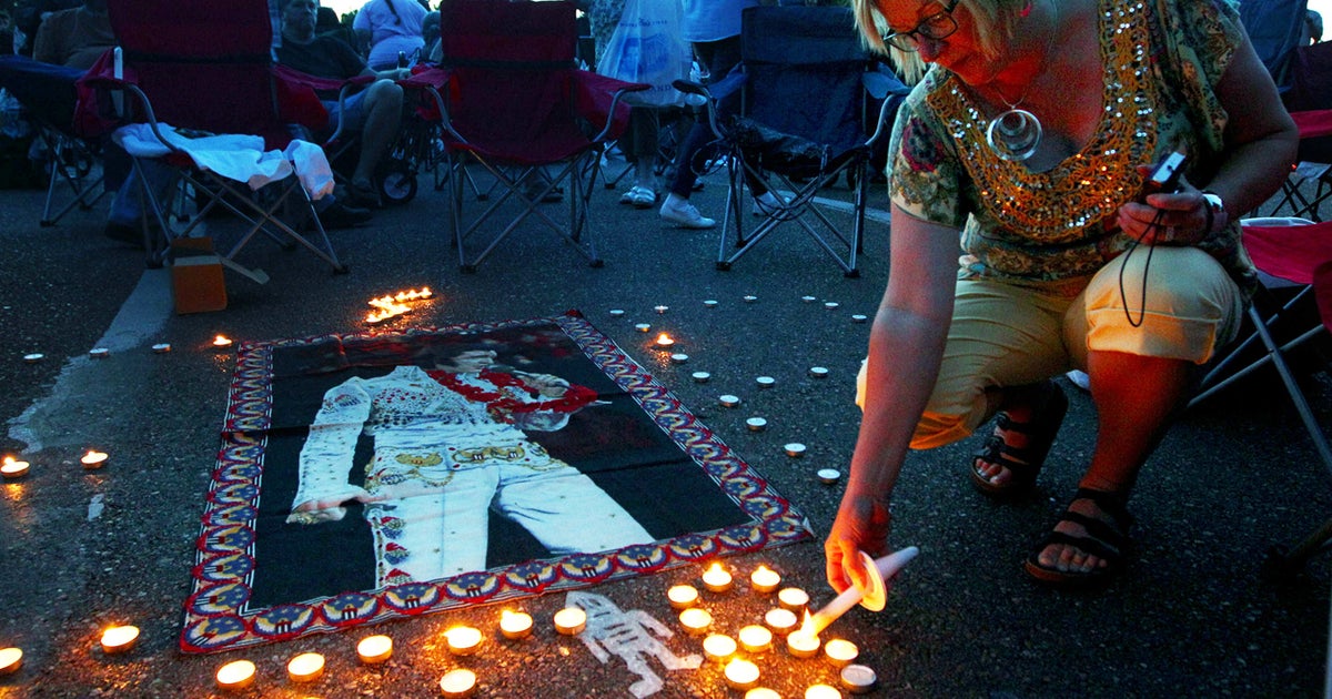 Thousands honor Elvis Presley at Graceland vigil - CBS News
