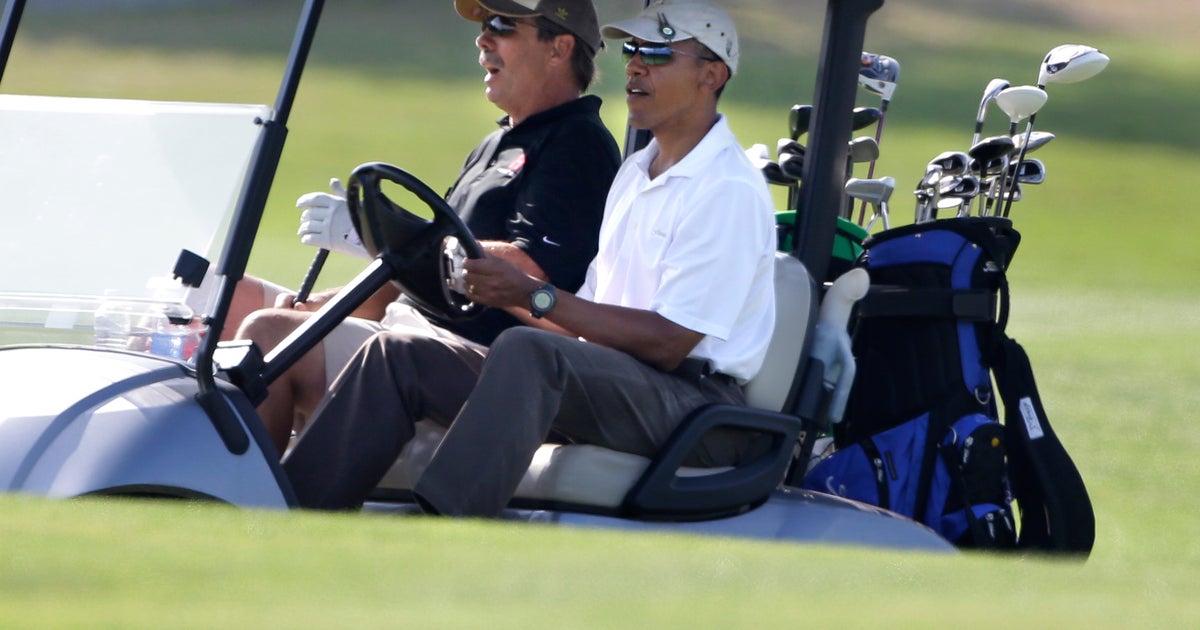 Obama golfs with Larry David on last vacation day - CBS News