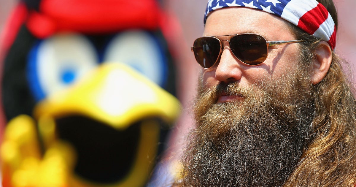 "Duck Dynasty" star greets camo couple in W. Pa. - CBS News