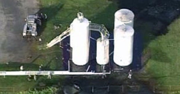 10,000-gallon tank explodes at Pa. plant; 1 killed - CBS News