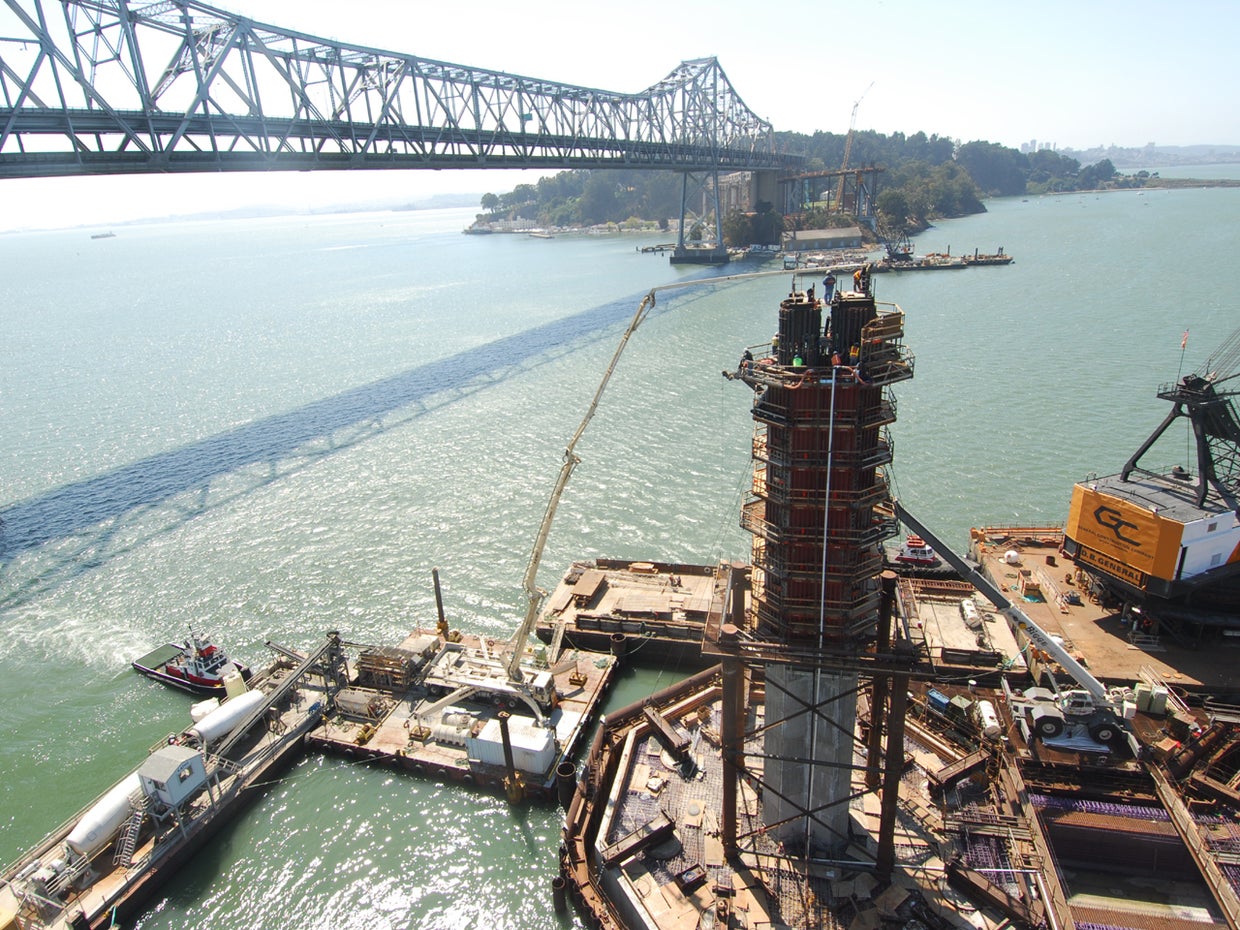 Photographing the labor of bridge builders