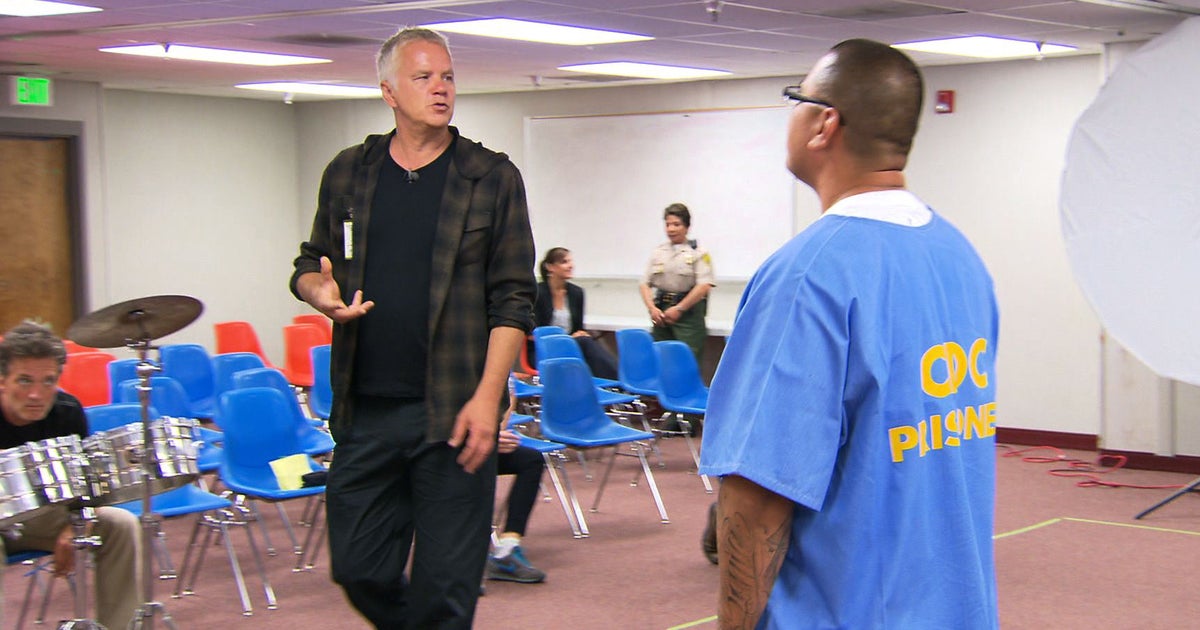 Tim Robbins teaches acting in prison - CBS News