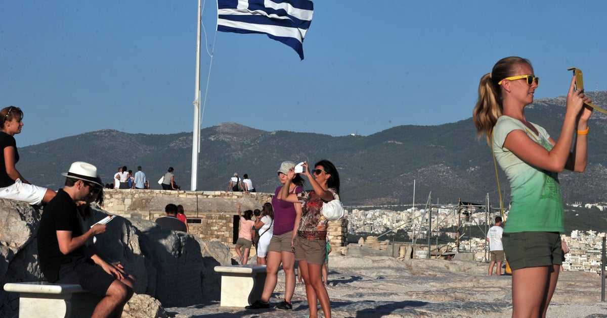 Tourism helps slow Greek recession in 2nd quarter - CBS News
