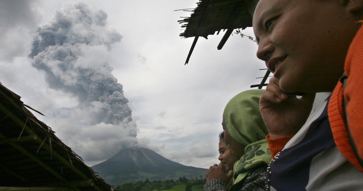 Volcano forces thousands to flee in Sumatra