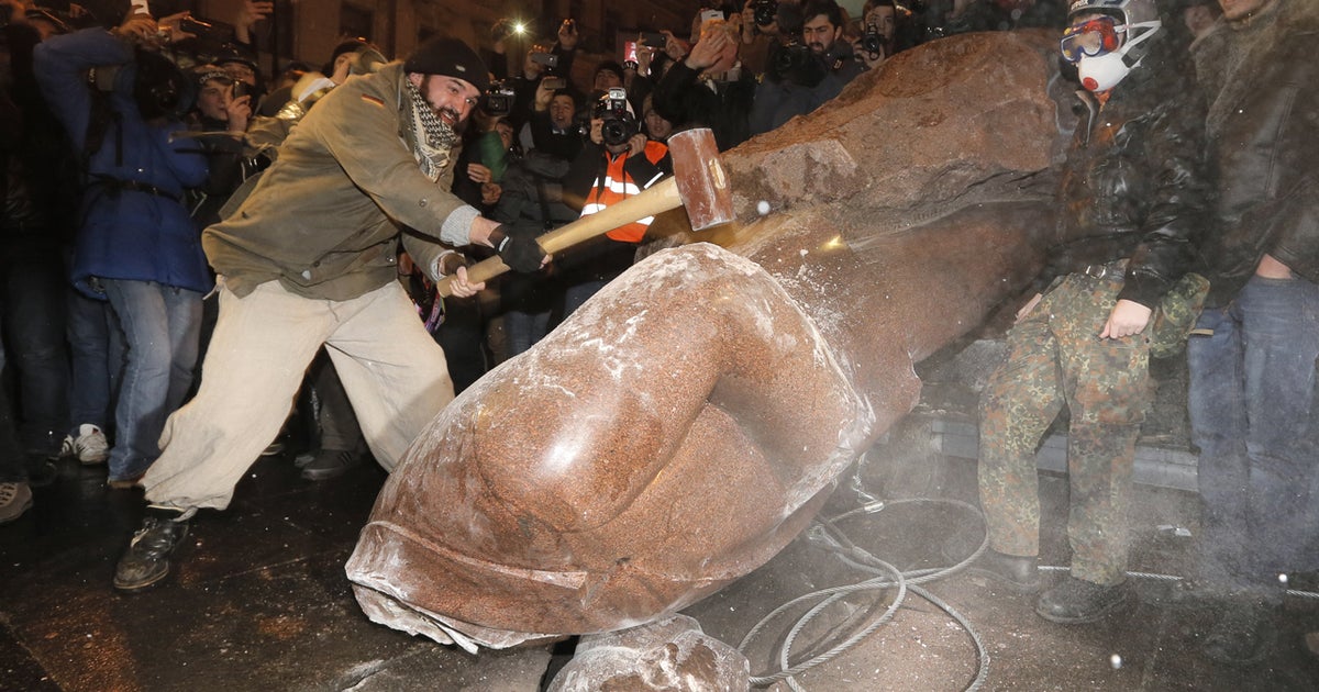 Ukrainian protesters topple Lenin statue in Kiev - CBS News
