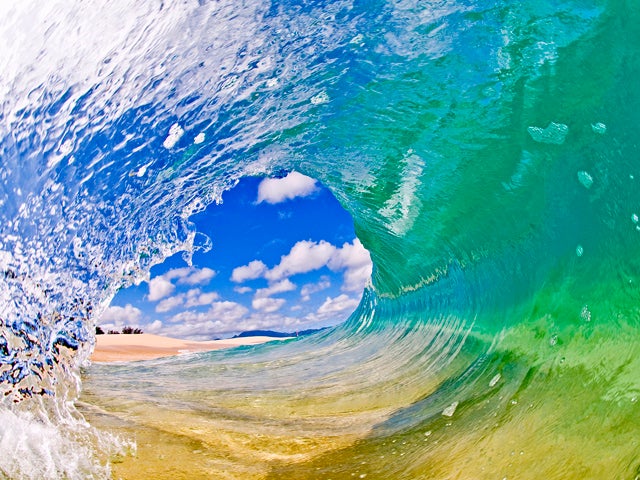 Hawaii photographer catches waves on camera - CBS News