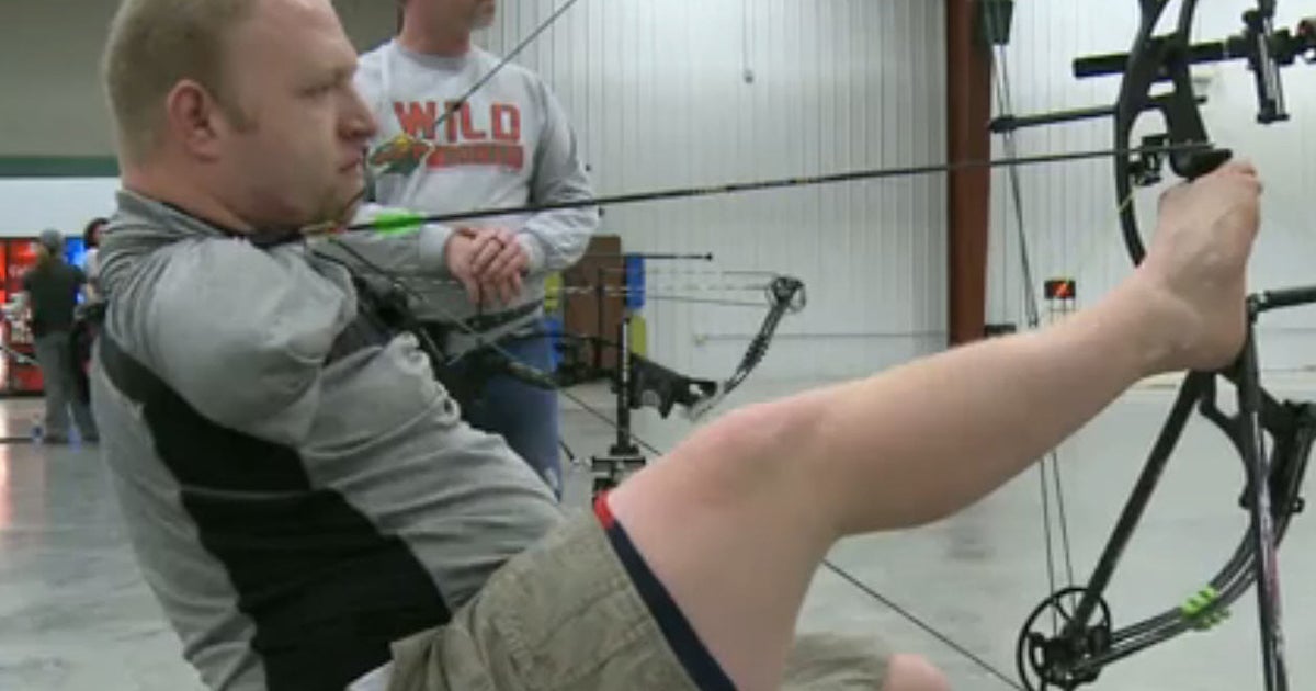 Armless archer uses feet to get perfect score - CBS News