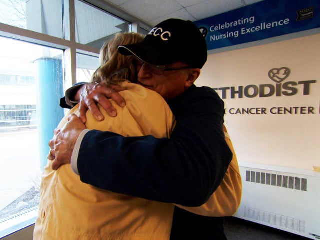 Nebraska hospital greeter helps fight cancer patients' despair - CBS News