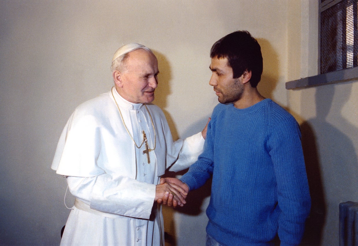 May 13, 1981: Pope John Paul II shot in St. Peter's square - CBS News