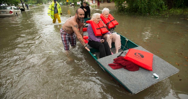 Florida, Alabama rescuers save hundreds from floodwaters - CBS News