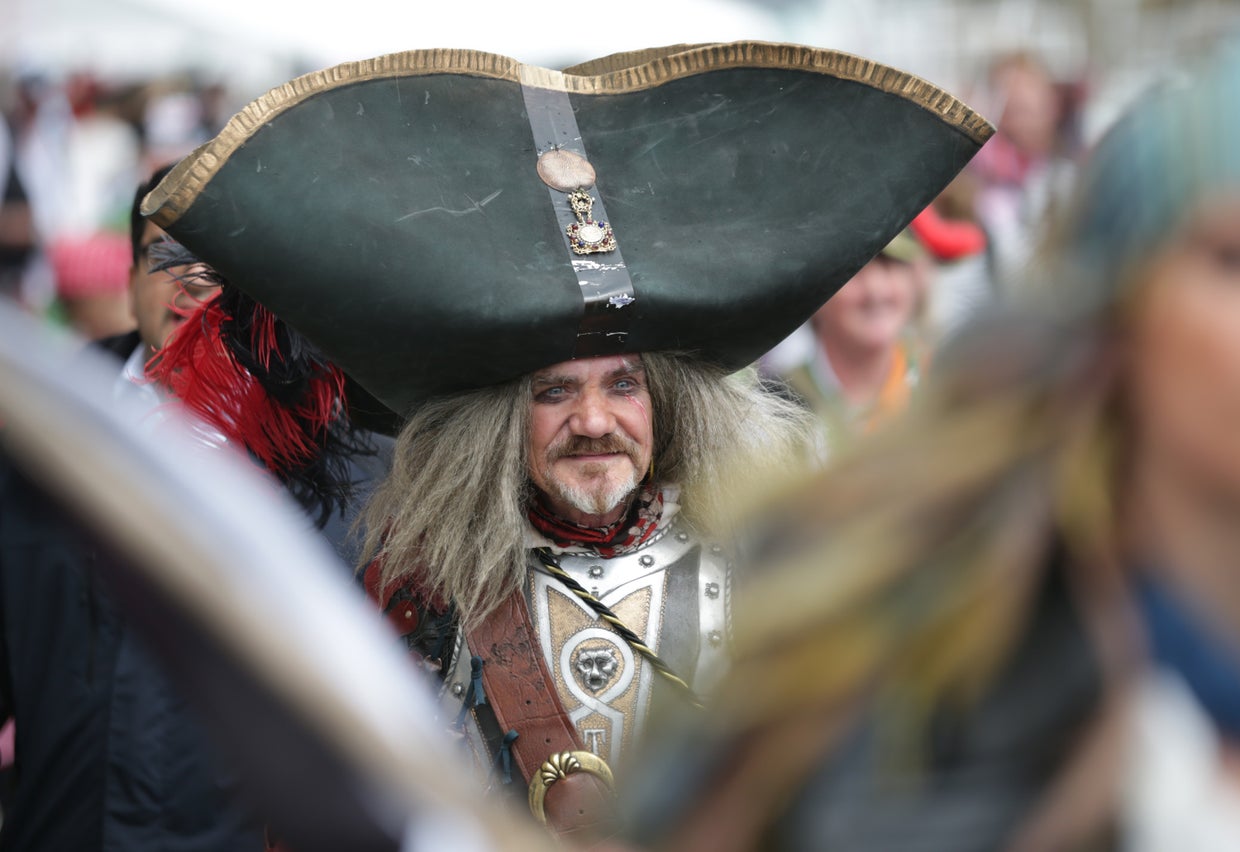Pirates gather to break world record