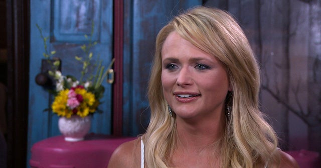 Plane carrying Miranda Lambert makes emergency landing - CBS News