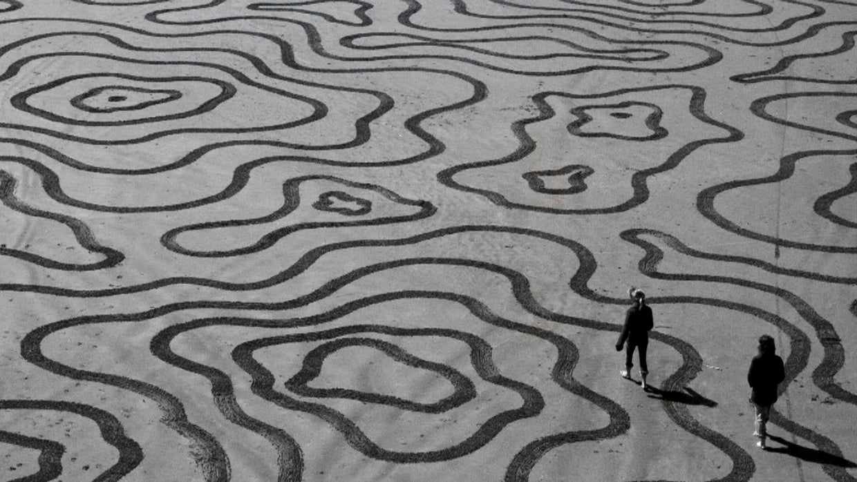 "Earthscape artist" uses beaches as his canvas