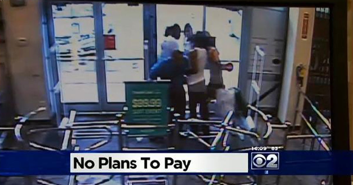 Chicago "flash mob:" Employee attempts to stop a dozen shoplifters at ...