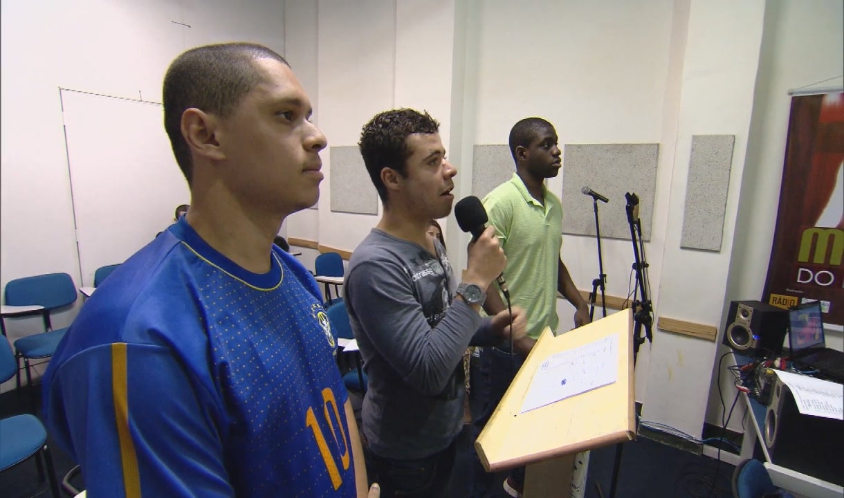 Behind the scenes of Brazil's famous goal announcer Edson Mauro - CBS News