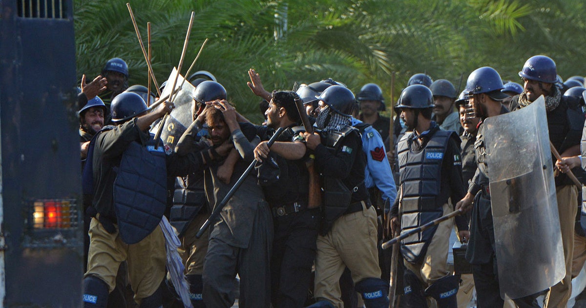 Pakistan political protests against PM Sharif turn deadly - CBS News