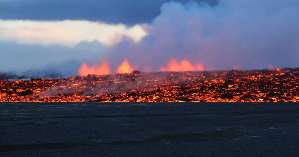 Iceland volcano sparks new flooding threat - CBS News