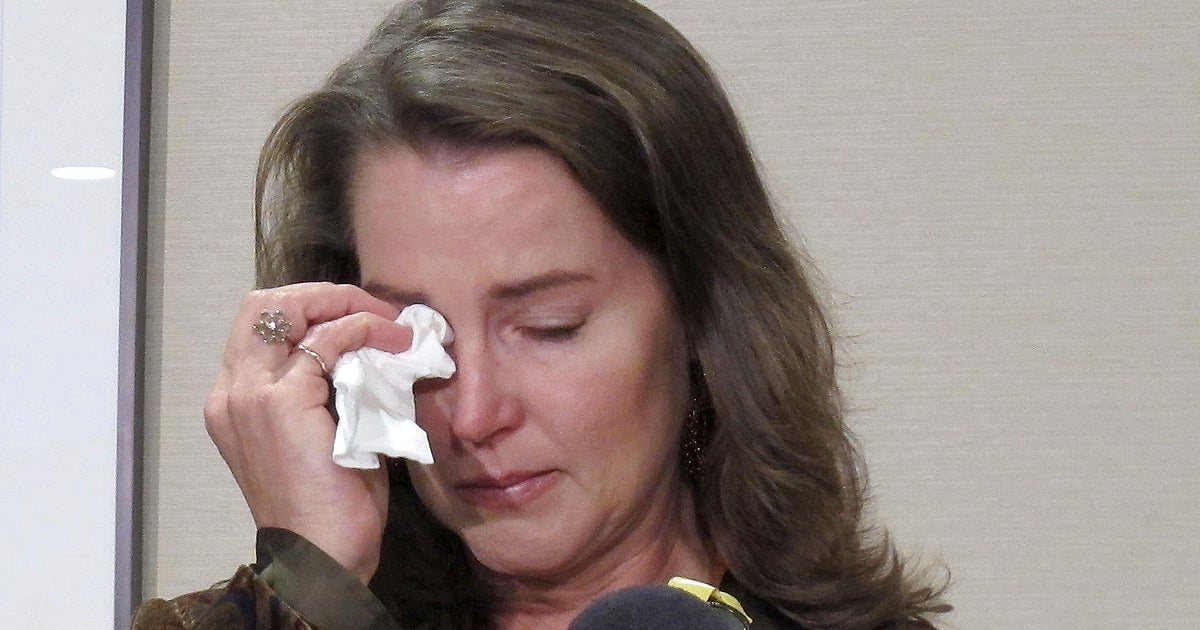 Oregon governor's fiancee admits to secret green card marriage - CBS News