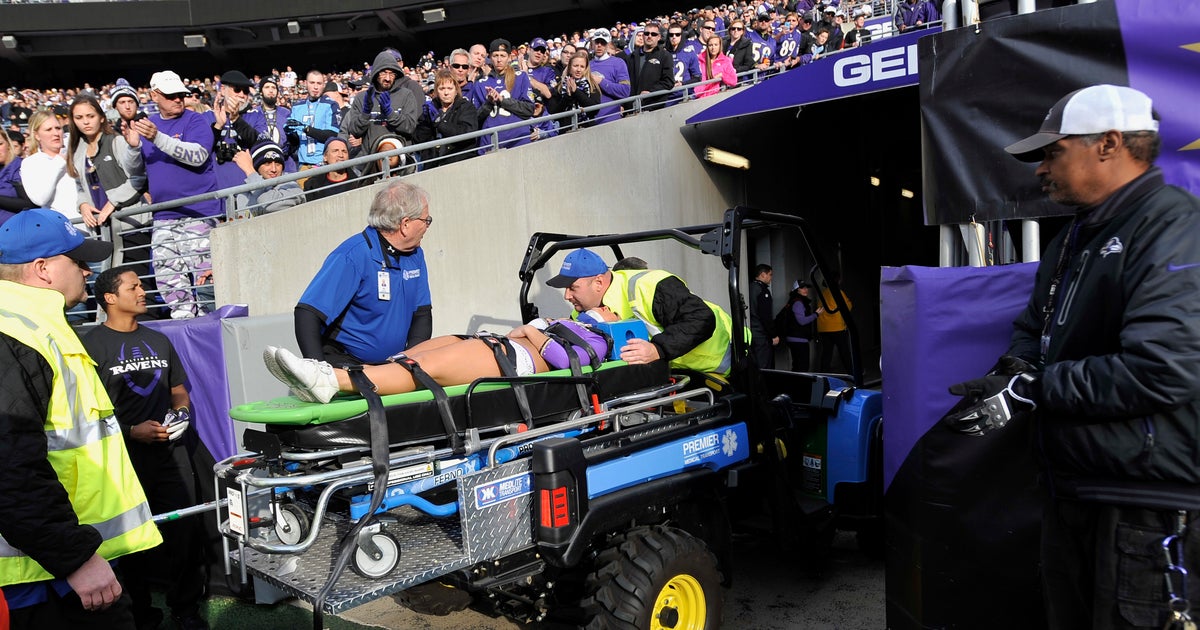 NFL cheerleader hurt during stunt - CBS News