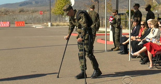 Marine with robotic leg walks to receive Bronze Star - CBS News