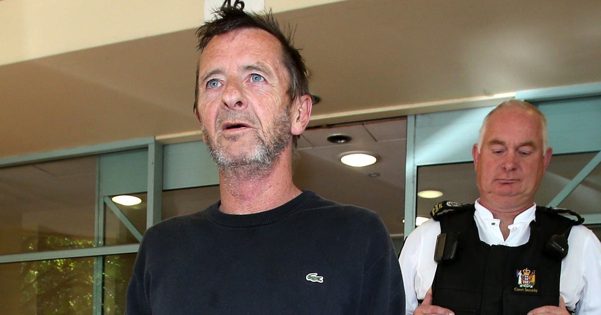 AC/DC drummer Phil Rudd scuffles with witness - CBS News