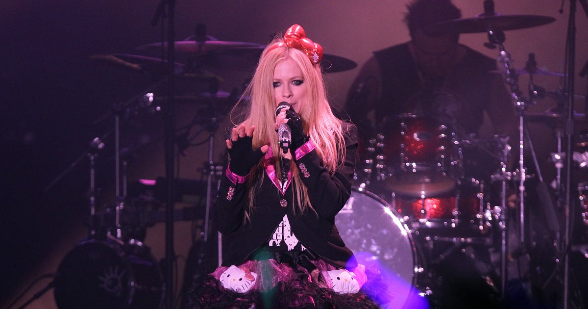 Avril Lavigne asks for prayers following "health issues" - CBS News