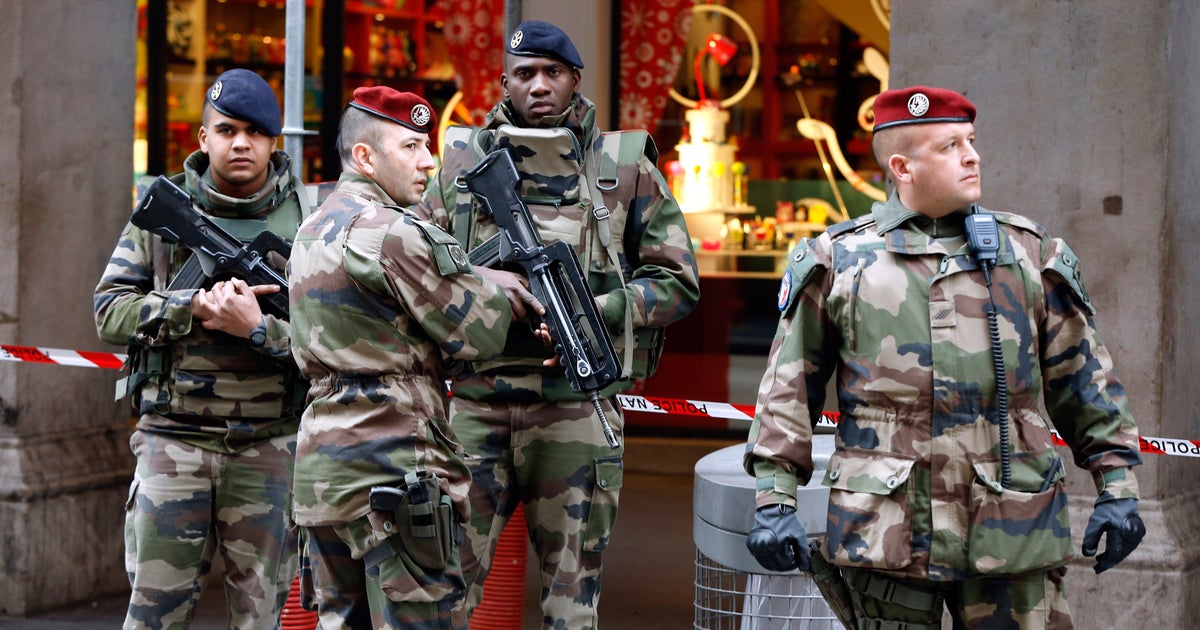 French soldiers on anti-terror patrol attacked by man with knife - CBS News