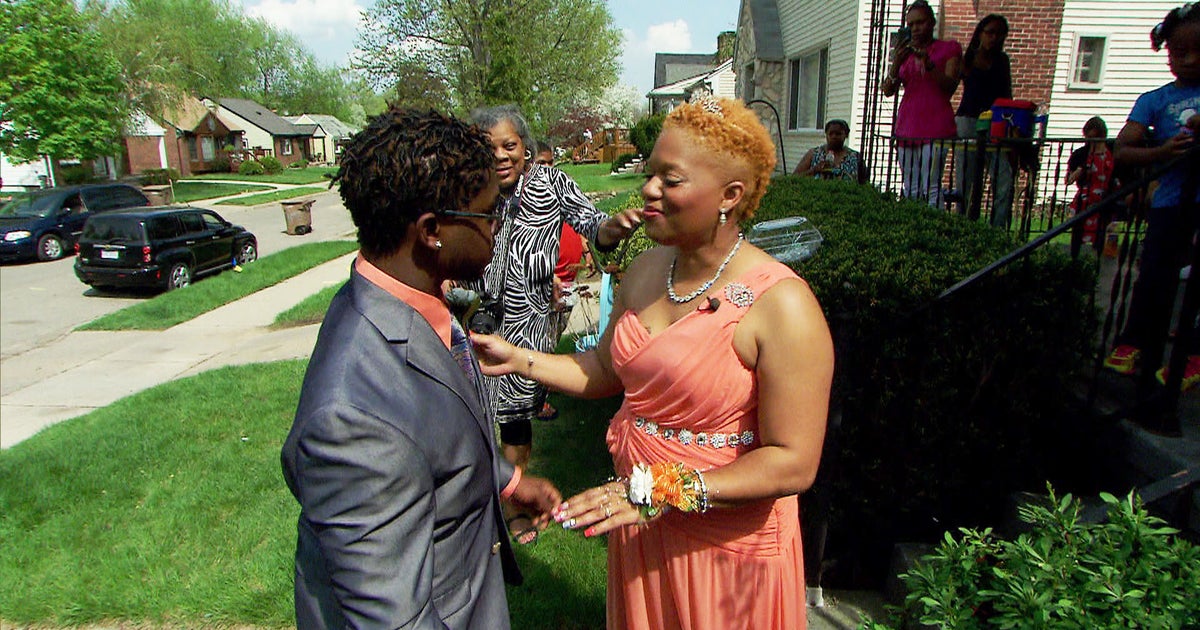Mother gets second chance at prom thanks to special date - CBS News