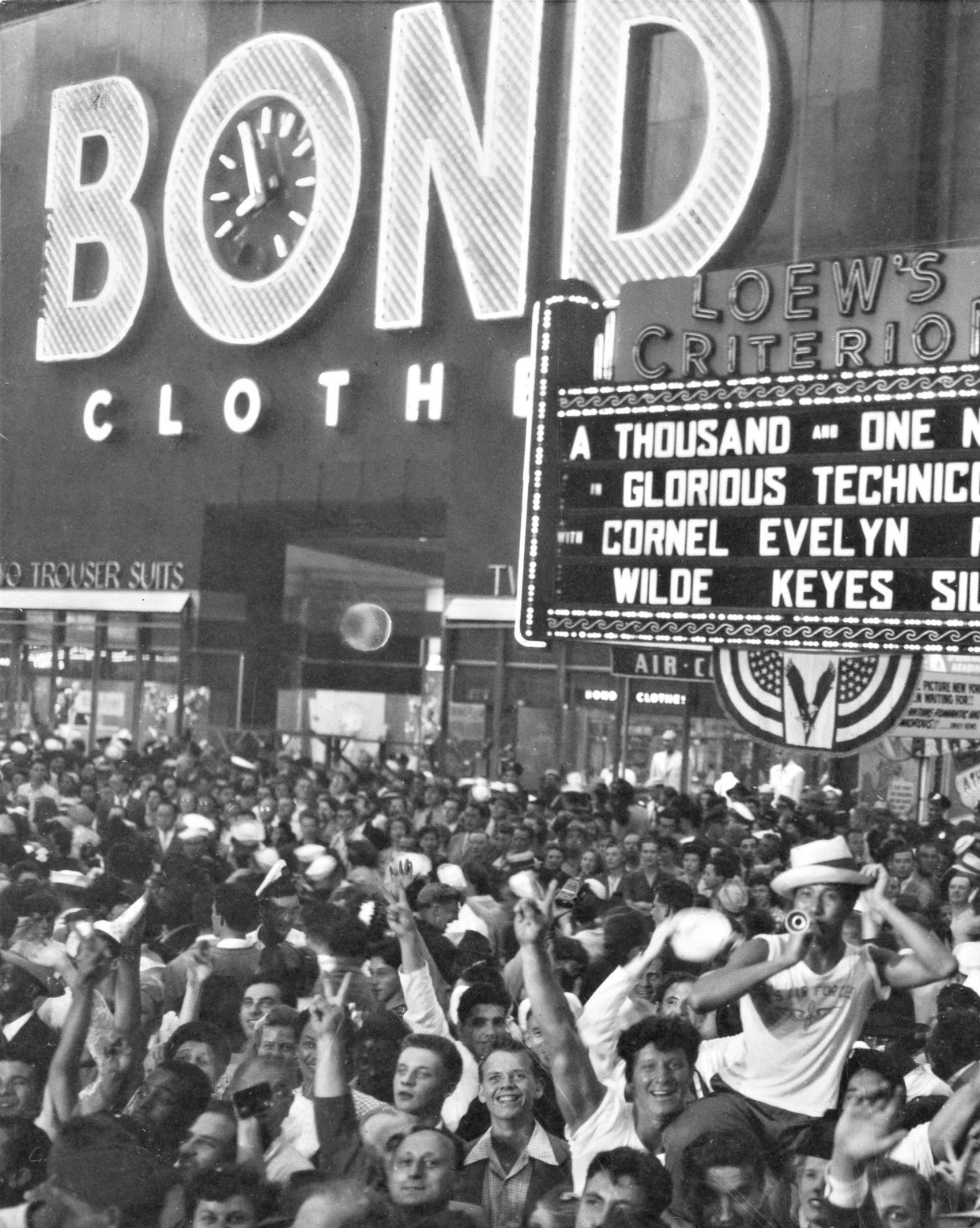 Astronomers analyze "The Kiss" - Alfred Eisenstaedt's iconic V-J Day photo