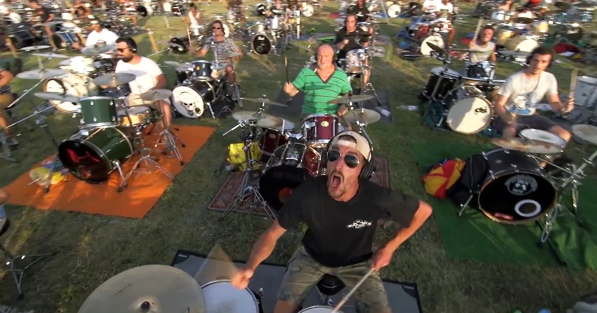 1,000 musicians play Foo Fighters song to persuade concert, on The Feed ...