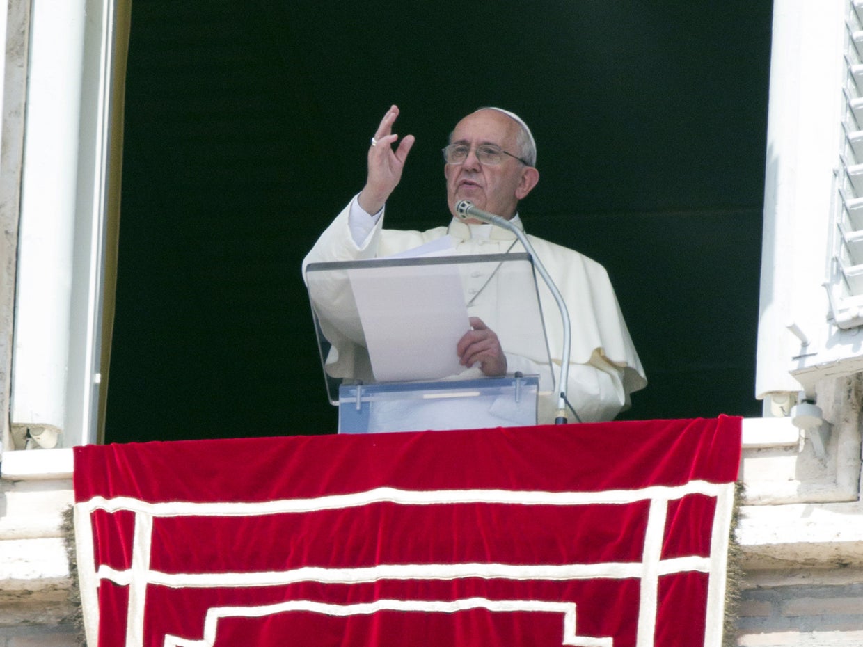 The strange origin of the pope's gesture of blessing - CBS News