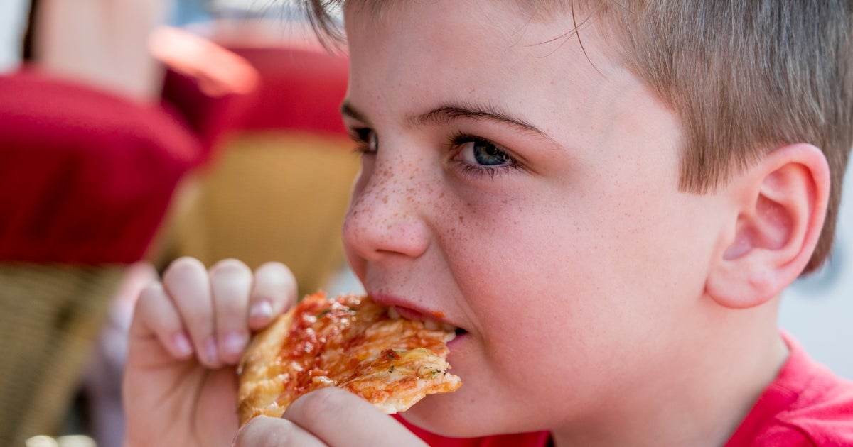 Many U.S. kids eat fast food every day - CBS News